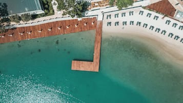 Uma praia privada, espreguiçadeiras, guarda-sóis de praia