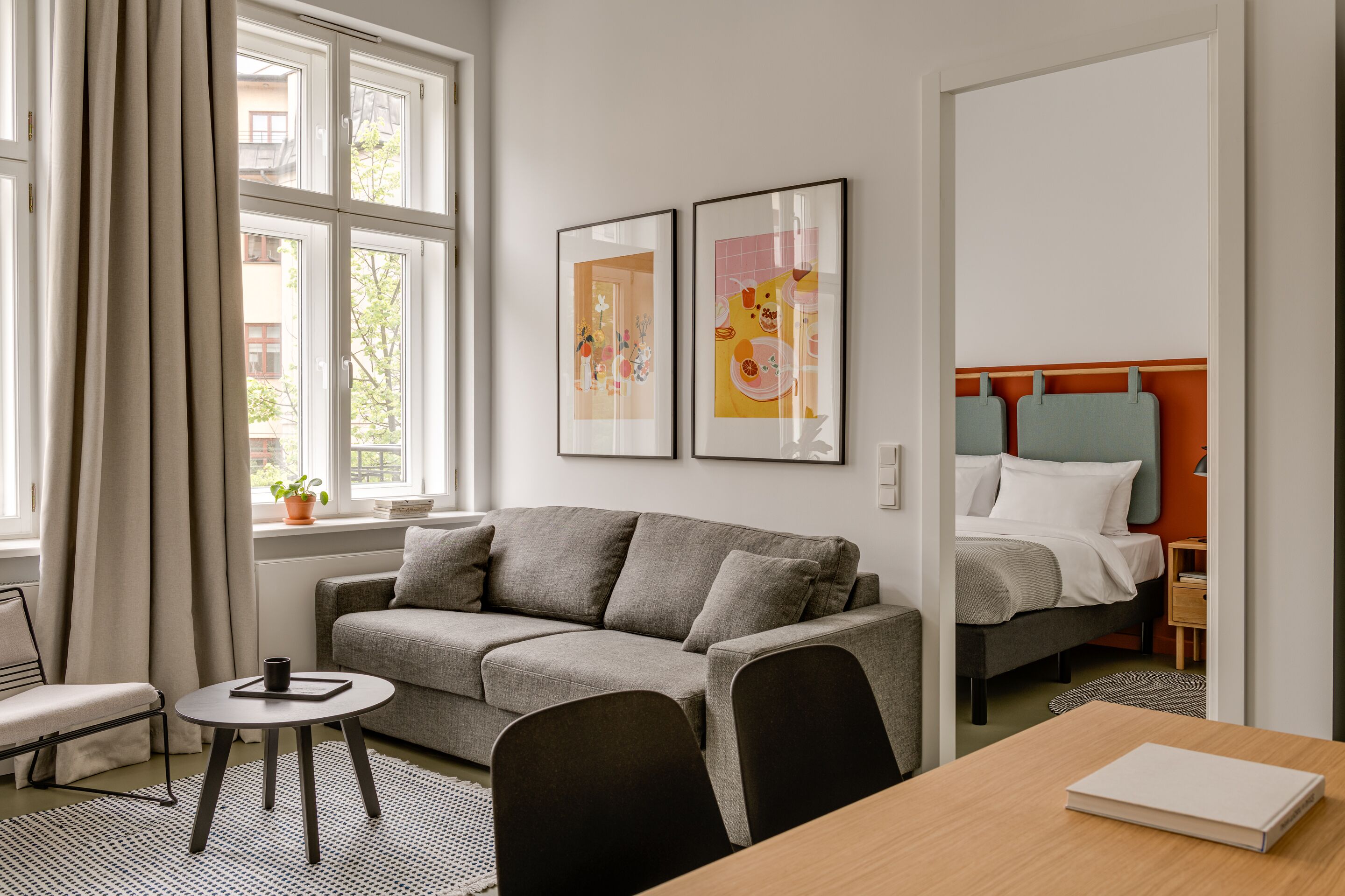 Two Bedroom Apartment | Cofre no quarto, com decoração personalizada 