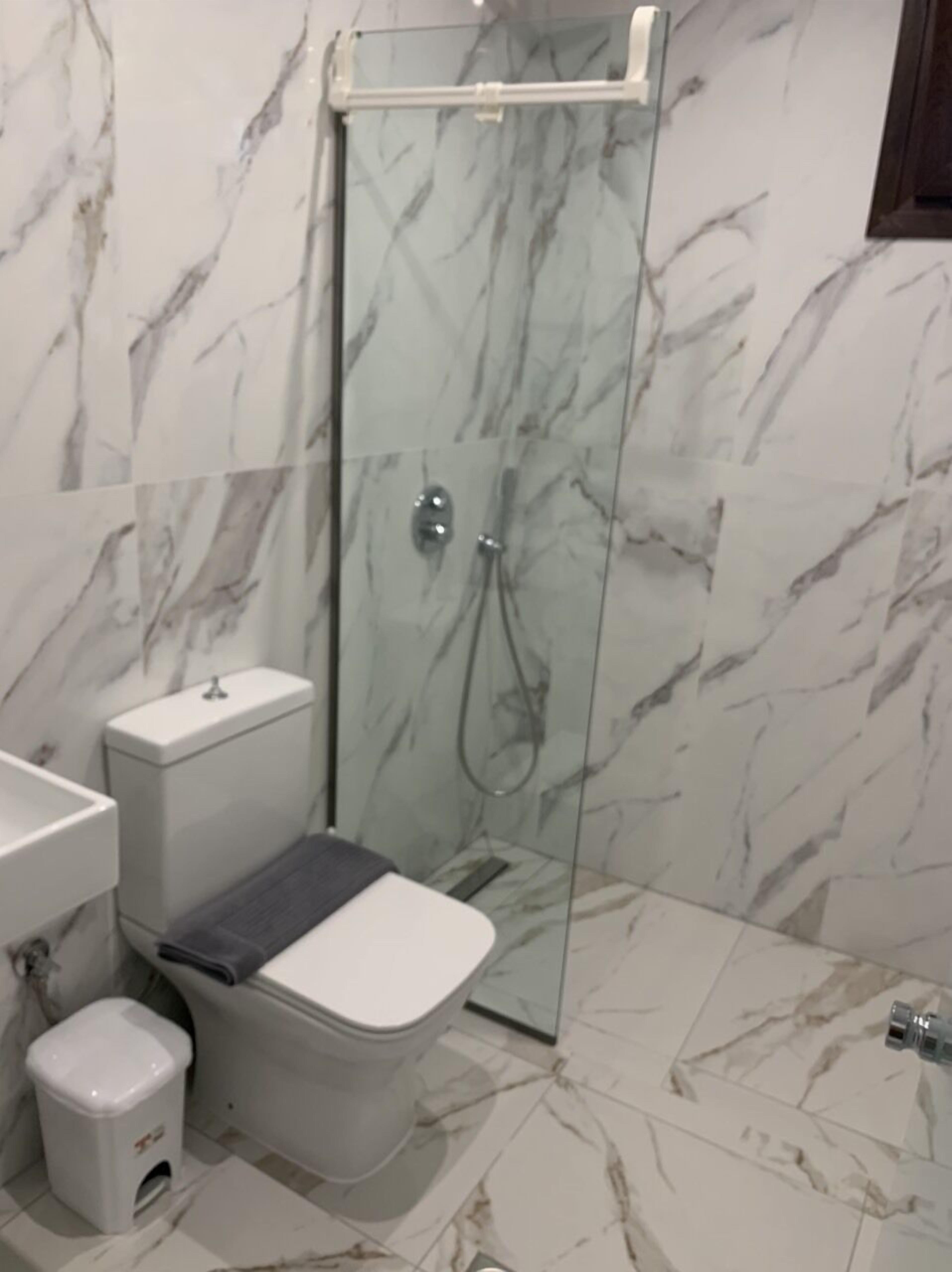 Um chuveiro fixo, um secador de cabelo, toalhas fornecidas 