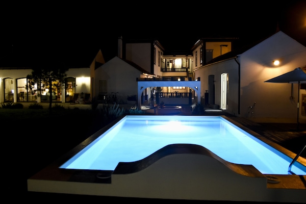 Piscina externa sazonal, guarda-sóis, espreguiçadeiras