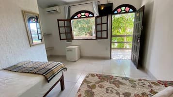 Quarto triplo básico | Ferros/tábuas de passar roupa, Wi-Fi de cortesia, roupa de cama