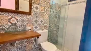 Secador de cabelo (mediante solicitação), toalhas de banho, sabonete
