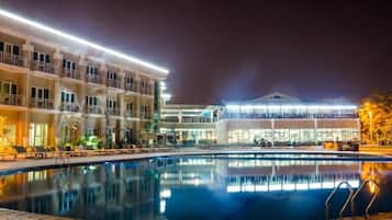 Piscina externa, guarda-sóis, espreguiçadeiras