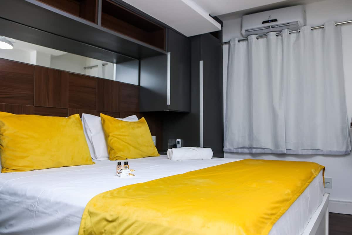 Quarto conforto | Roupas de cama premium, frigobar, individualmente mobiliados