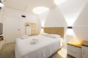 Economy Room (Bodrum Kat - Basement) | Minibar, cofre no quarto, secretária, cortinas/cortinados opacos