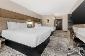 Quarto standard, 2 camas Queen, para não fumantes | Roupas de cama antialérgicas, escrivaninha