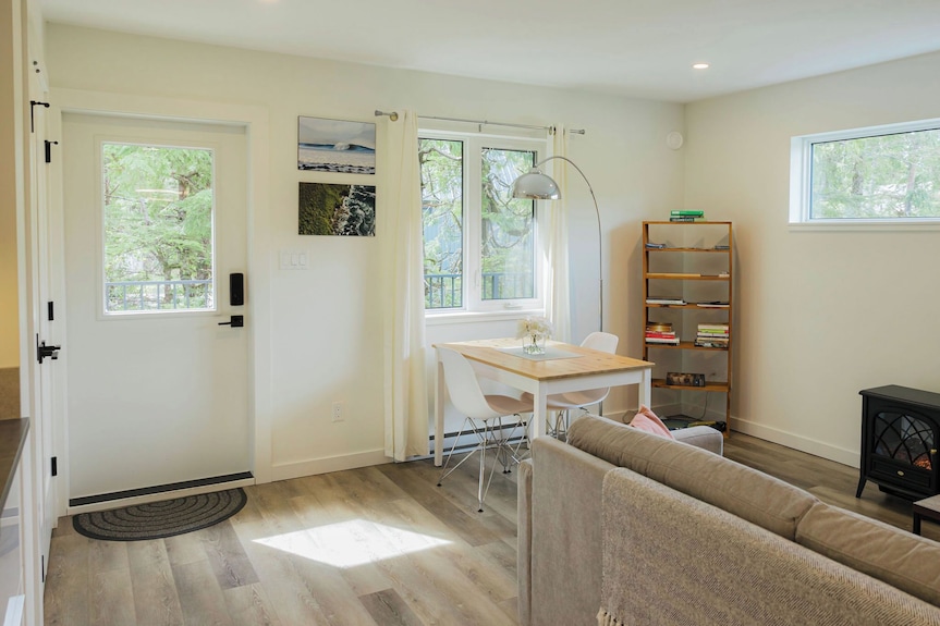 Bright & Spacious 1 Bedroom Suite By The Beach! - 우클루릿