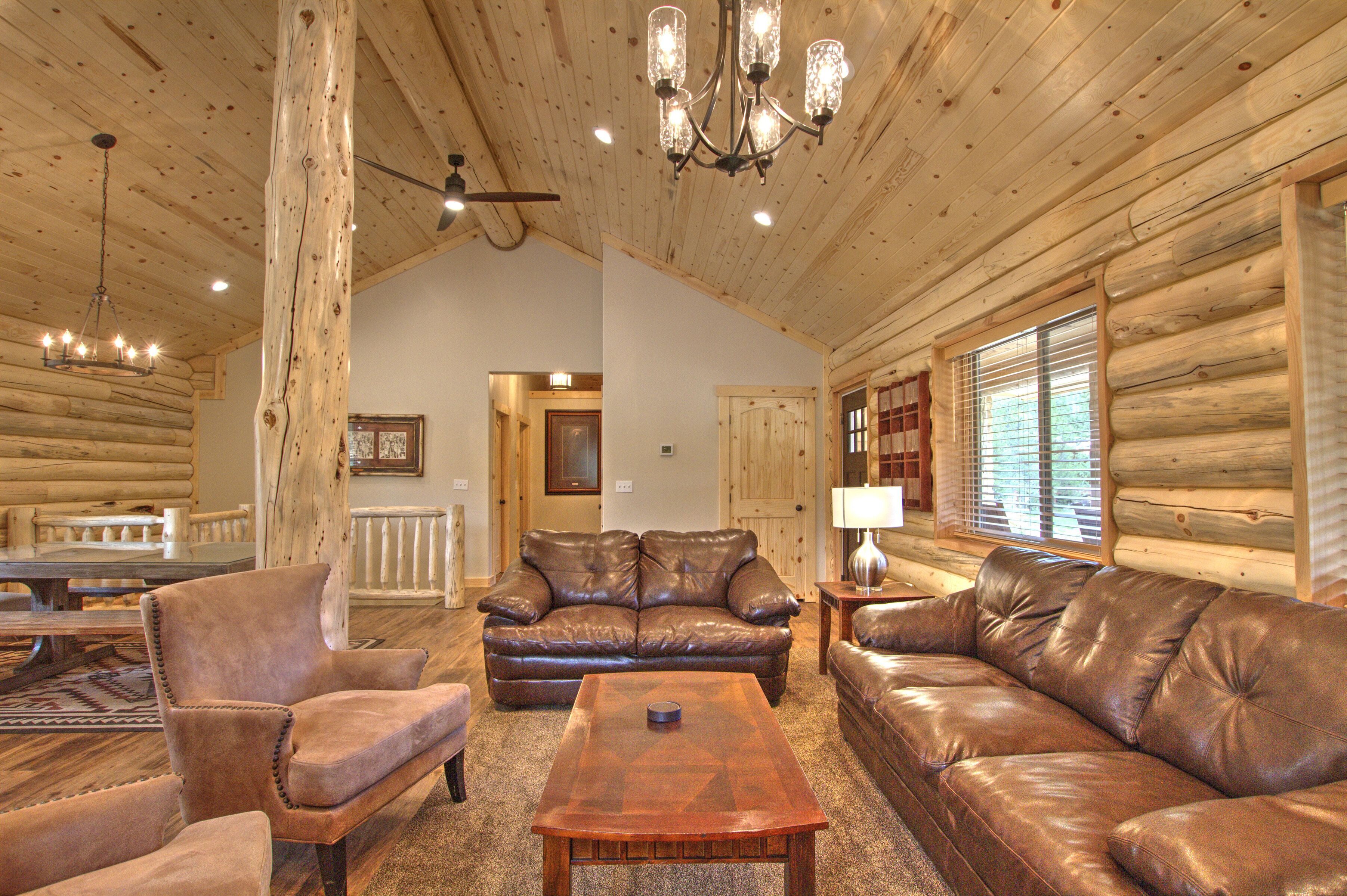 Log Home-4.9 Miles From Yellowstone's West Gate! Great For Snowmobiler Groups. - West Yellowstone, MT