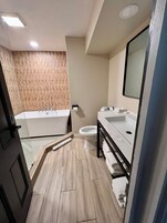 King Studio with Jacuzzi Tub | Banheiro | Chuveiro, produtos de toalete grátis, toalhas de banho, sabonete