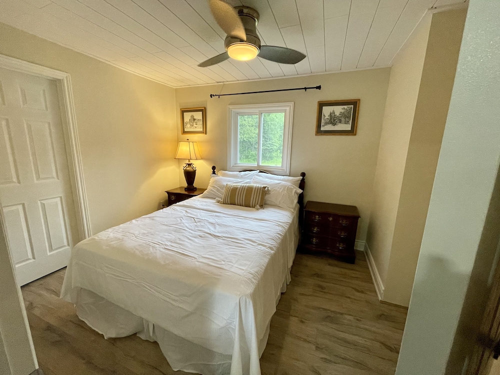 Enchanting Three Bedroom River Front Cottage - Bobcaygeon
