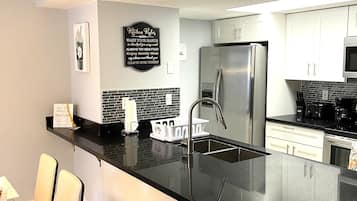 Apartamento Familiar | Cozinha privada | Um frigorífico/congelador grande, um micro-ondas, um forno