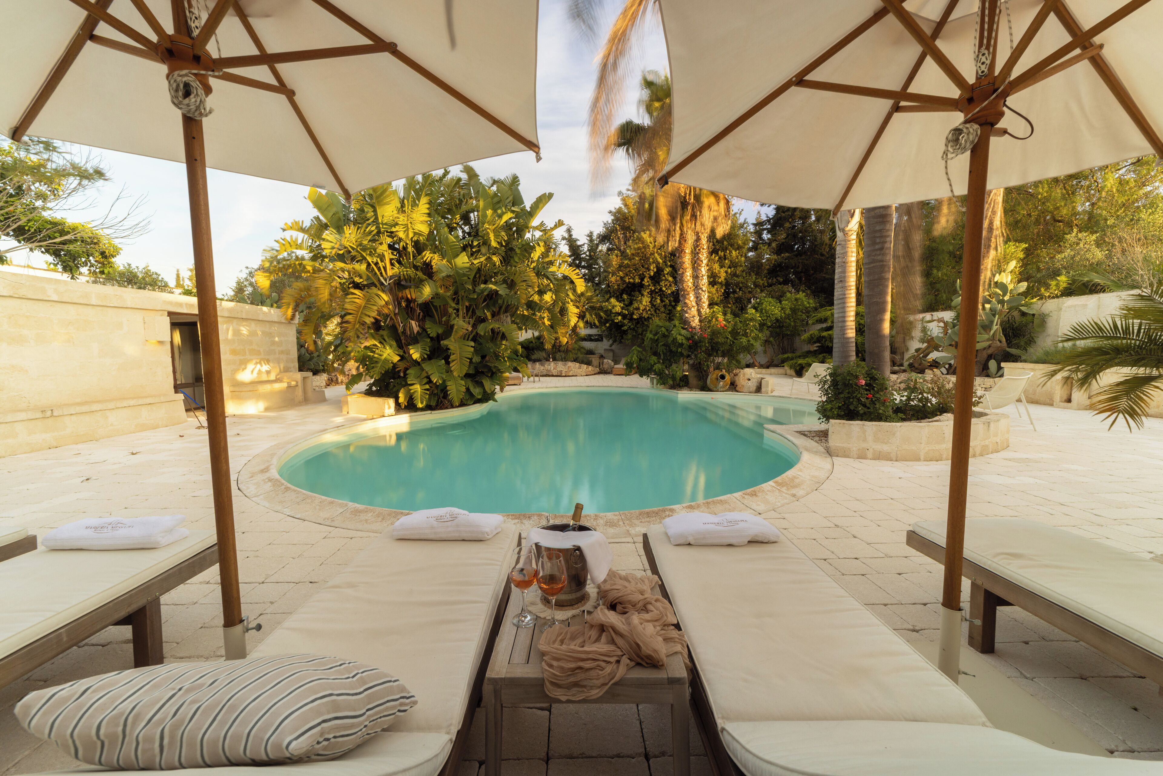 Piscina externa, guarda-sóis, espreguiçadeiras