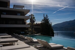 Piscina externa sazonal, guarda-sóis, espreguiçadeiras