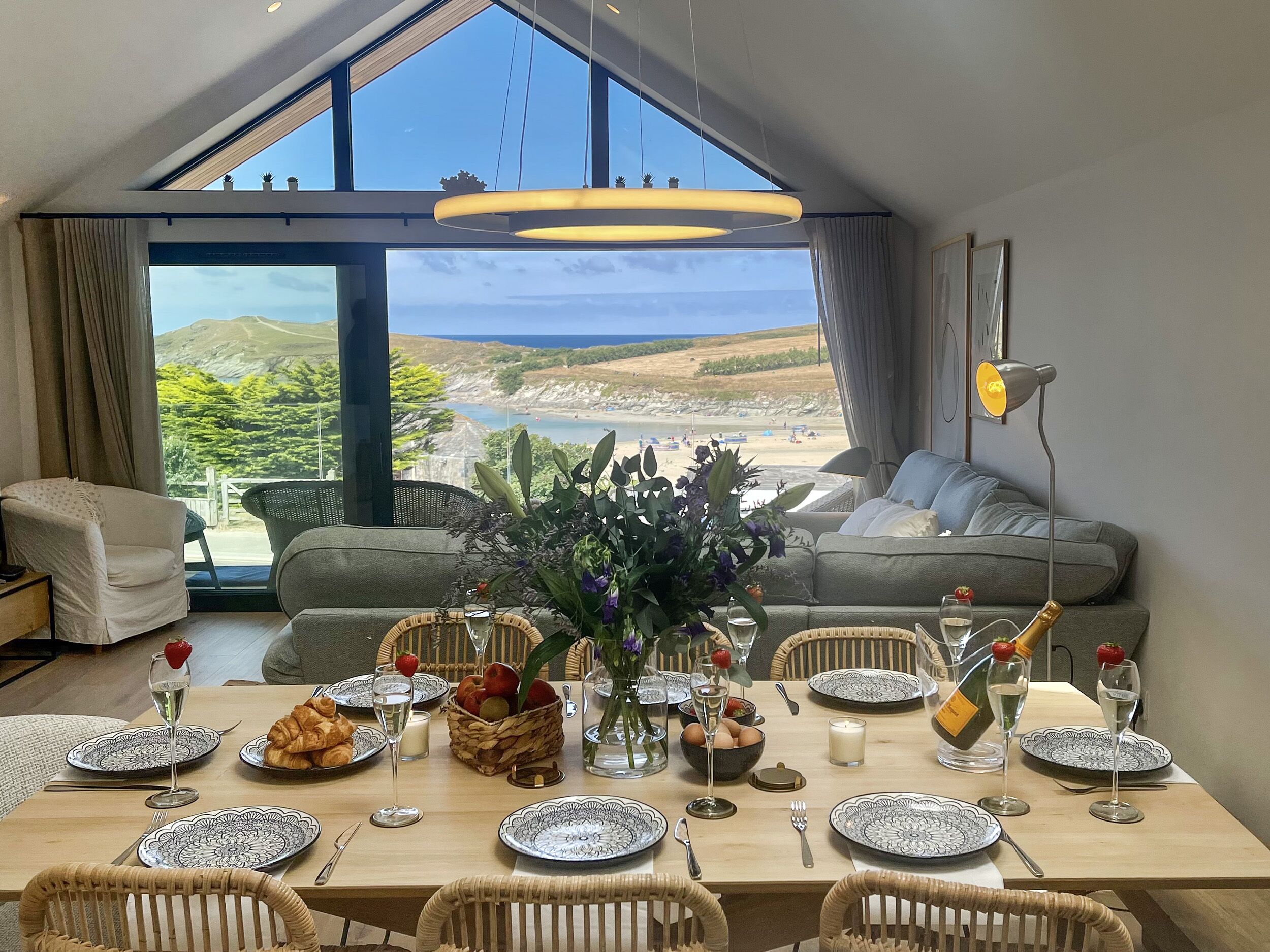 Um frigorífico, uma máquina de lavar louça, uma chaleira elétrica 