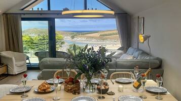 Um frigorífico, uma máquina de lavar louça, uma chaleira elétrica