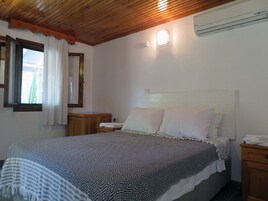 Quarto casal clássico | Espaço de trabalho para notebook, cortinas blackout, berço de viagem