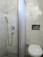 Quarto Clássico com Cama de Casal | Casa de banho | Um polibã, um secador de cabelo, toalhas fornecidas 