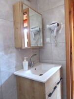 Quarto casal clássico | Banheiro | Chuveiro, secador de cabelo, toalhas de banho 