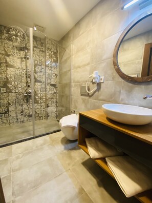 Quarto Duplo Signature | Casa de banho | Um polibã, um chuveiro fixo, um secador de cabelo, roupões 