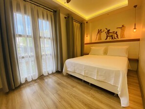 Quarto Duplo Económico | Roupa de alta qualidade, minibar, cofre com capacidade para portátil 