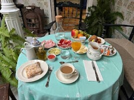 Café da manhã completo grátis todos os dias