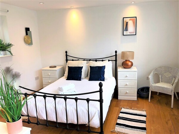 Prime Location- Detached Clifton Home With Parking - Bristol