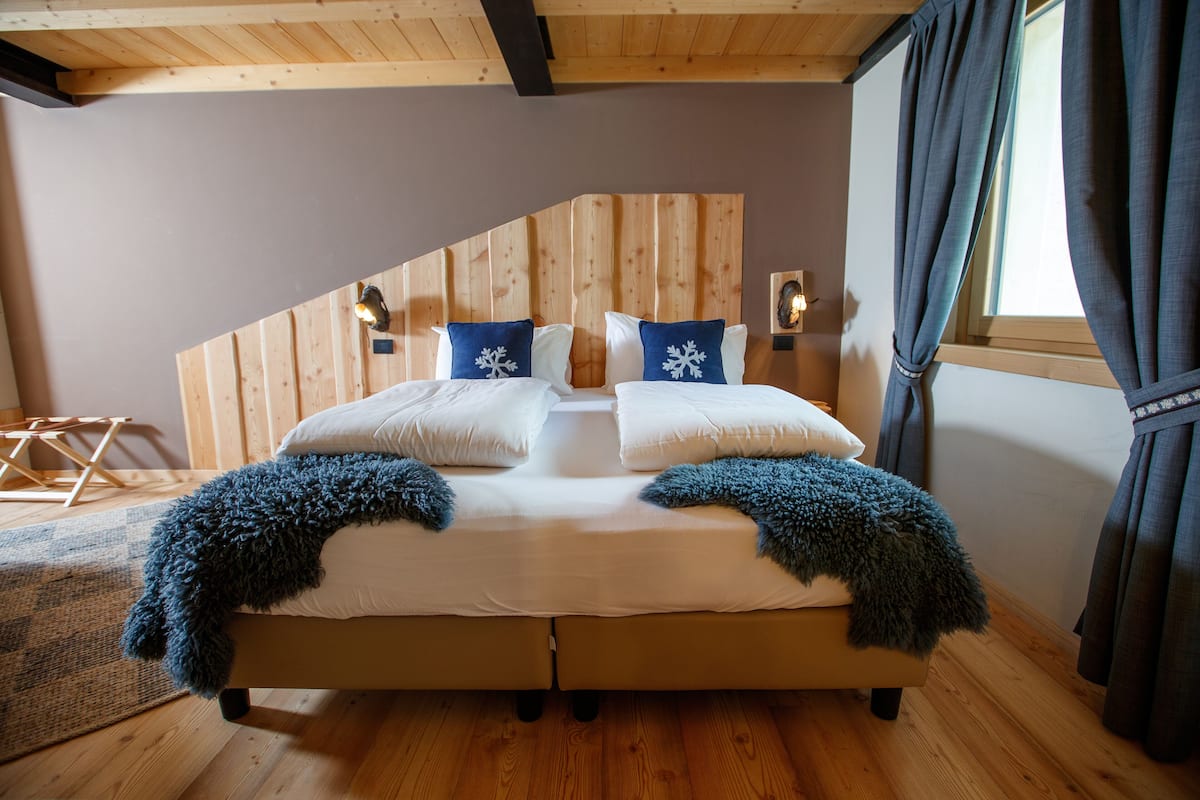 Quarto Triplo de Luxo, vista para a montanha | 1 quarto, roupa de alta qualidade, edredões de penas