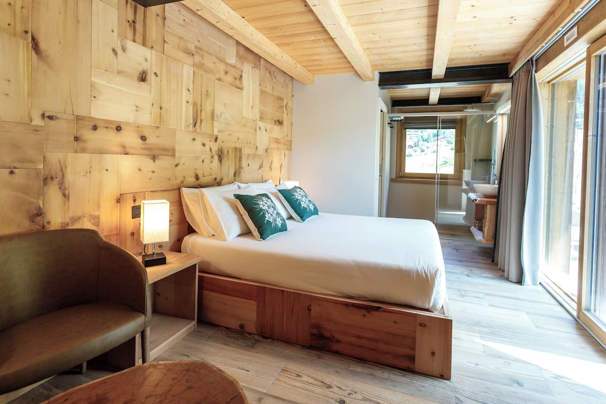Quarto Duplo de Luxo, vista para a montanha | 1 quarto, roupa de alta qualidade, edredões de penas