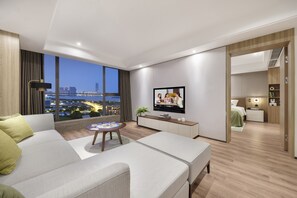 Apartamento Executivo, 1 quarto | Edredões de penas, cofre no quarto, com decoração personalizada