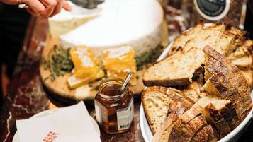 Pequeno-almoço preparado no momento diário mediante uma taxa