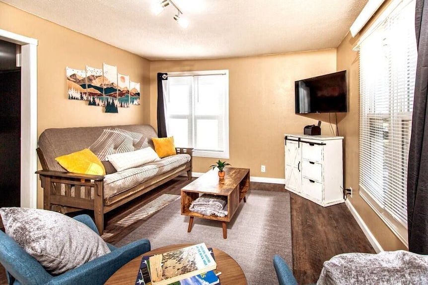 Centrally Locatedclose To Downtownstocked Kitchen - South Dakota