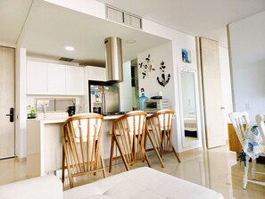 Apartamento Tradicional | Cozinha privada | Um frigorífico/congelador grande, um micro-ondas, um forno 