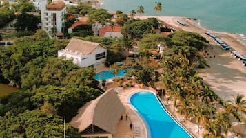 2 piscinas exteriores