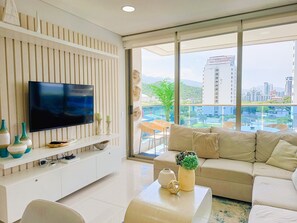 Apartamento Royal | Sala | Televisor de ecrã plano de 40 polegadas com canais por cabo, televisor