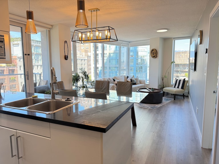 Recently Renovated 98 Walkable Score 2.5bdrm Condo W Parking, Pool, Sauna + A/c - Vancouver