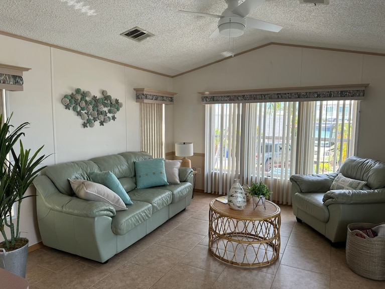 Wonderful Chalet, With Terrace & Private Patio 20 Miles From Key West. - Big Pine Key, FL