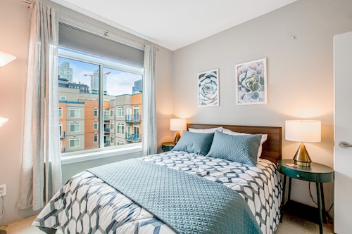 Upscale Condo With Balcony & Space Needle View - Pool, Hot Tub, Gym & Garage - Seattle, WA