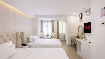 Quarto Twin Deluxe | Minibar, cofre no quarto, cortinas/cortinados opacos