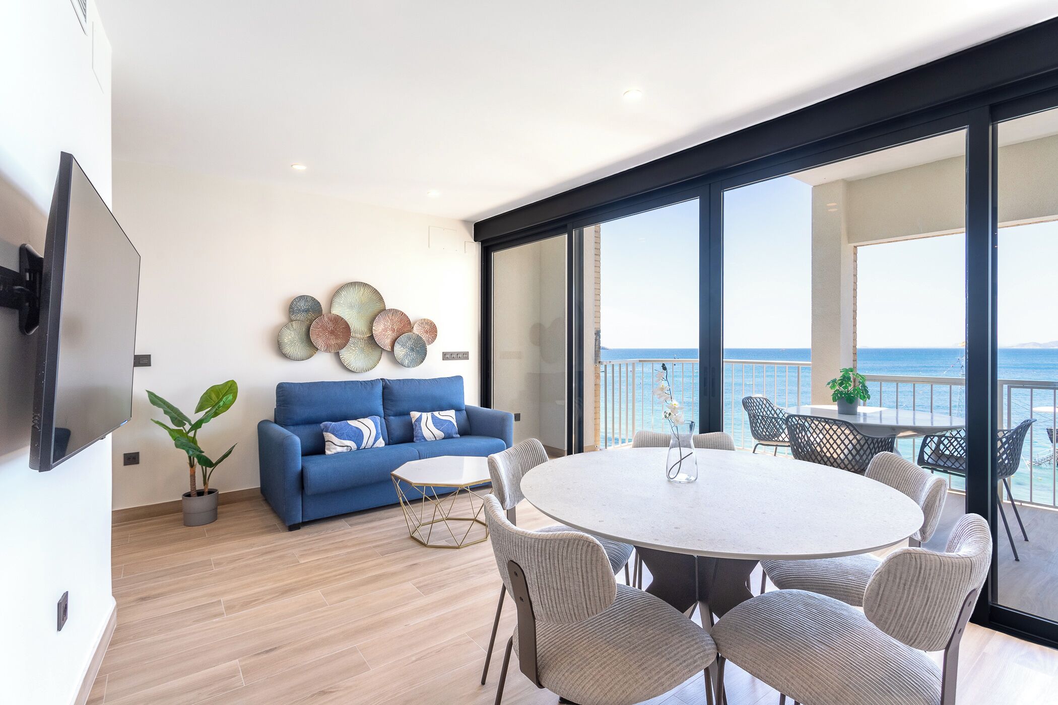 Apartamento superior, 2 quartos, vista para o mar, de frente para o oceano | Área de estar | Smart TV 50 polegadas com canais digitais, TV