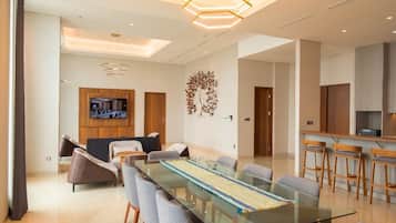 Suite Presidencial | Sala | Televisor LED de 43 polegadas com canais via satélite, televisor