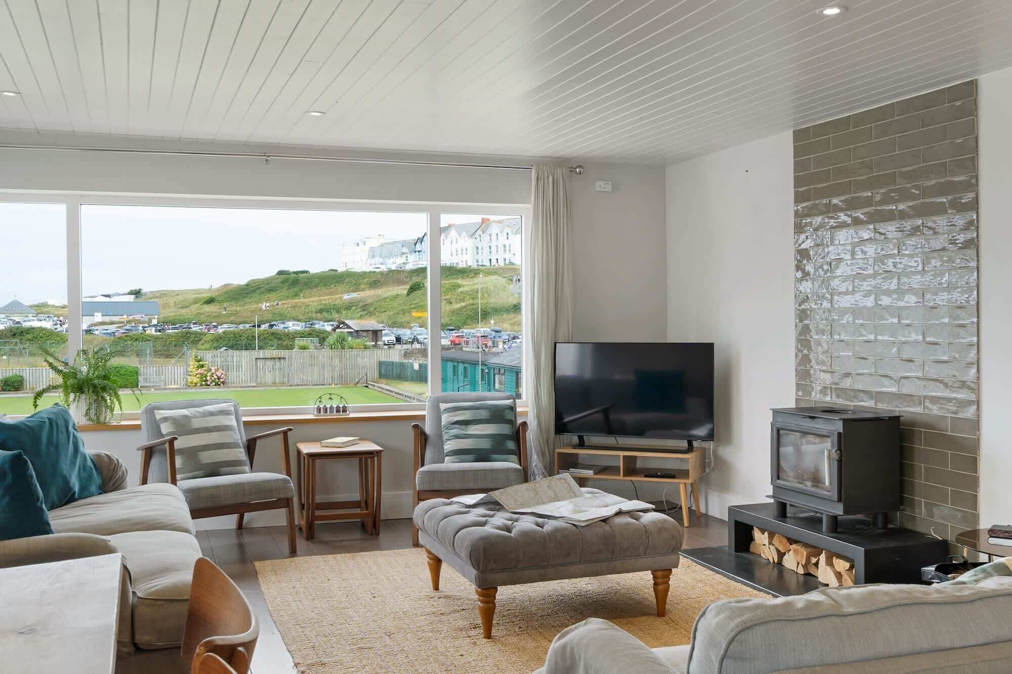 Stylish Home With Parking, Minutes From Beach - Bude