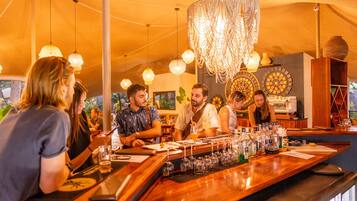 Bar à beira da piscina