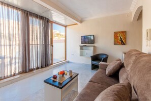 Penthouse Familiar, vários quartos (Sunny pool and terrace - Merill nb6) | Sala de estar | Televisor de ecrã plano de 21 polegadas com canais por cabo 