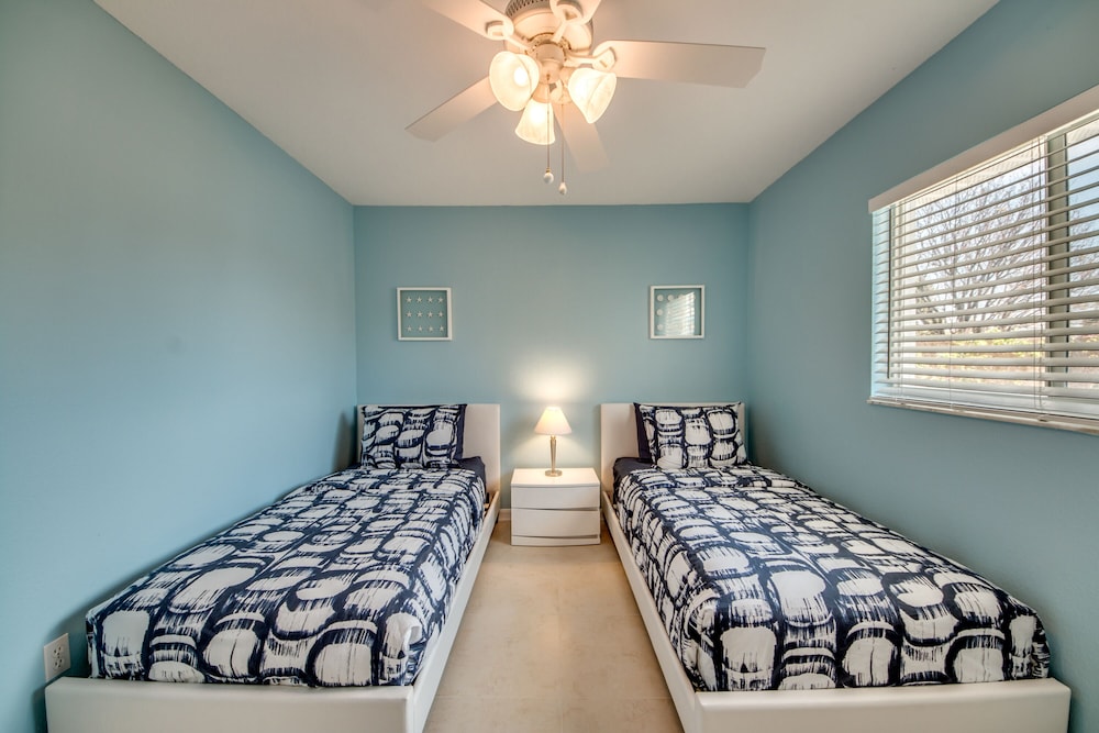 Villa Sunshine Bay-south Facing, Great Water View, Pool, Modern - Sanibel, FL