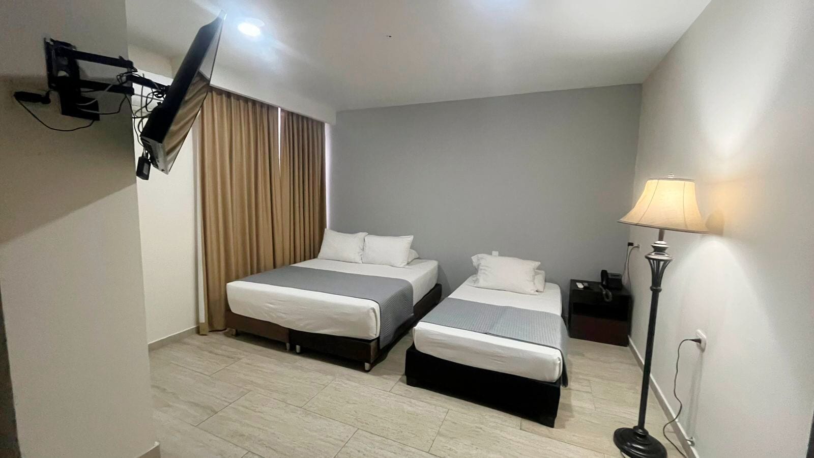 Quarto Básico | Secretária, ferro/tábua de engomar, Wi-fi grátis 