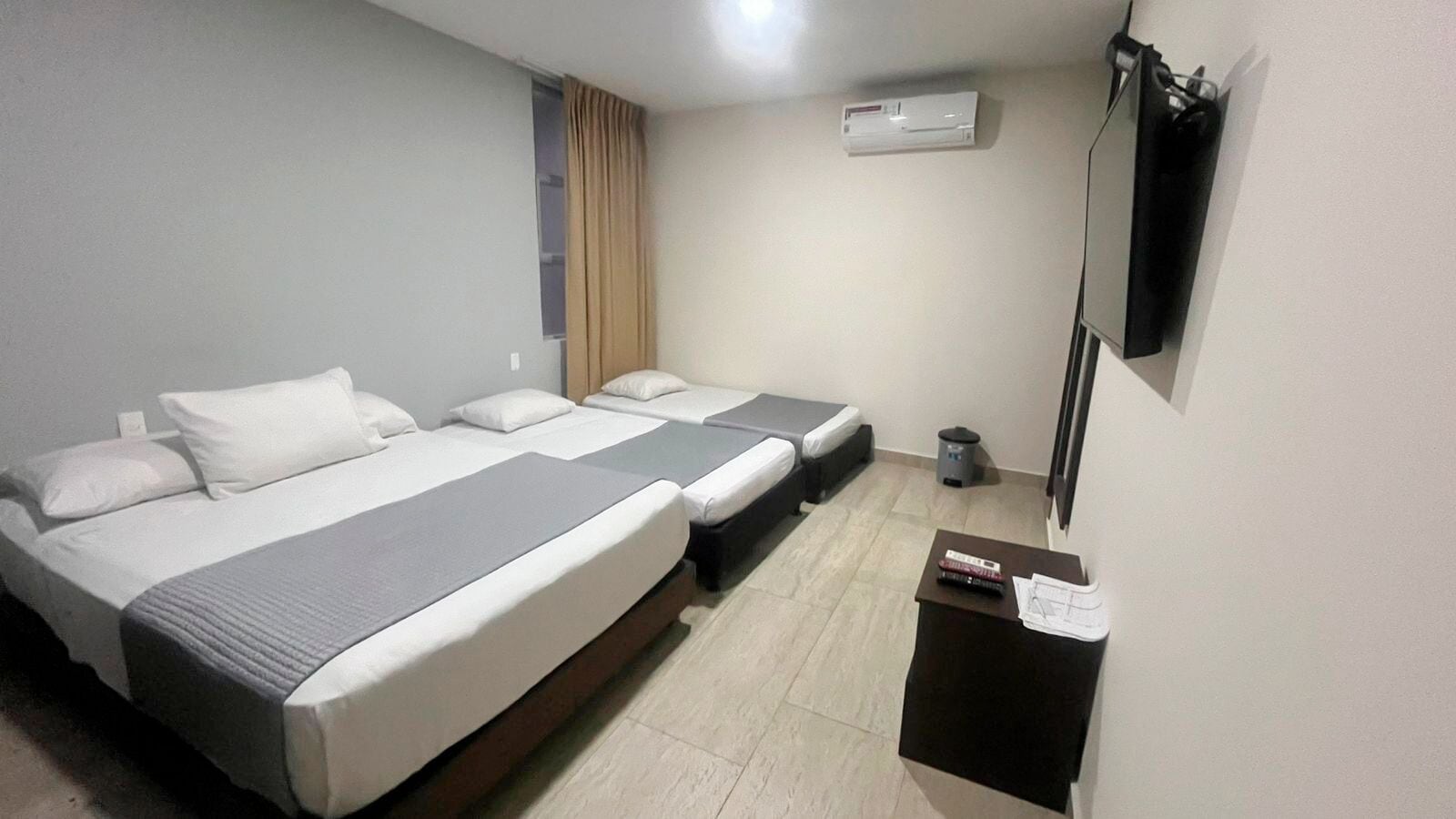 Quarto Quádruplo Familiar | Secretária, ferro/tábua de engomar, Wi-fi grátis 