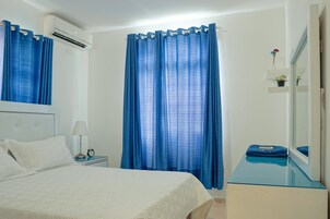 Apartamento Júnior, 2 camas de casal, vista para a piscina | Roupa de alta qualidade, edredões de penas, camas de colchão pillowtop