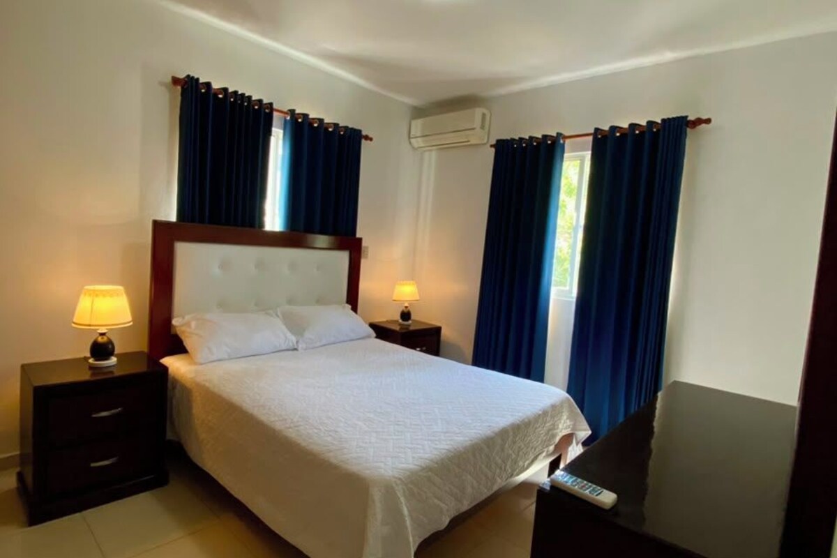 Apartamento con vista a la playa y al jardín desde el balcon R. | Roupa de alta qualidade, edredões de penas, camas de colchão pillowtop 