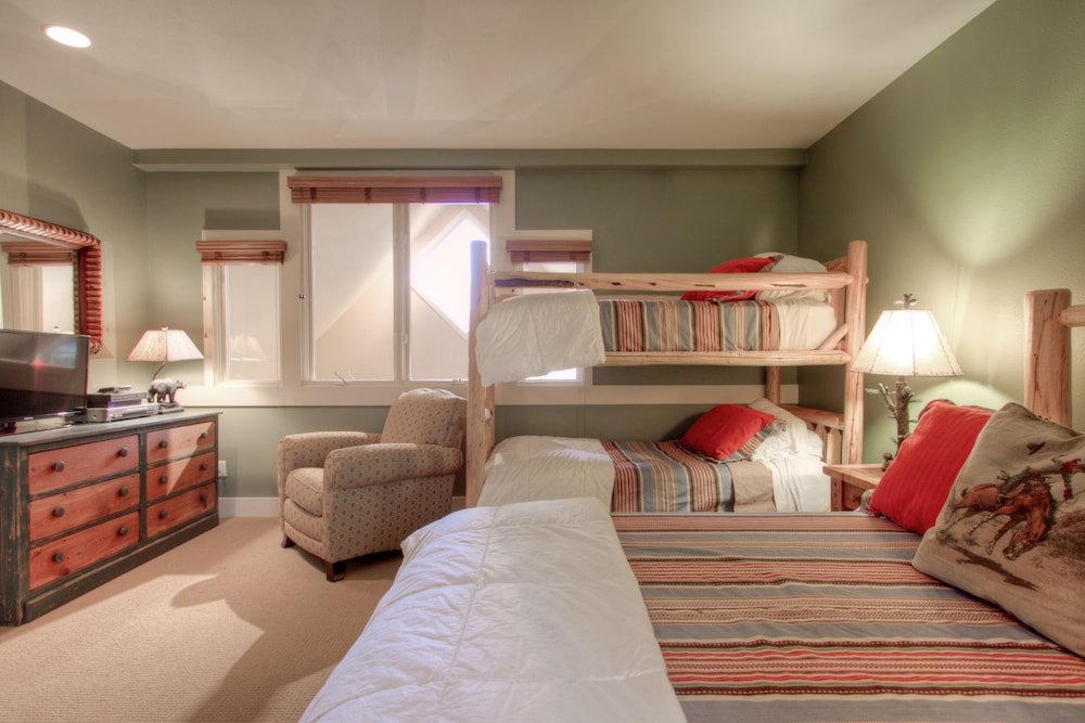 Ski-in/ski-out W/private Hot Tub In Moonlight Basin - Saddle Ridge - Slopeside Luxury Chalet - Montana