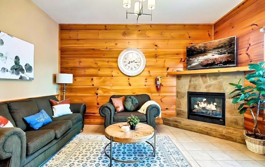 Charming Cabin Awaits, Sleeps 4・grill, Deck - Pigeon Forge, TN